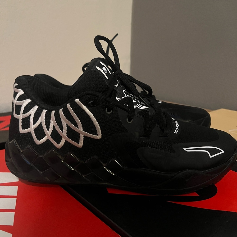 2022 Mb.01 Lo 'Team Colors - Black' - Gem